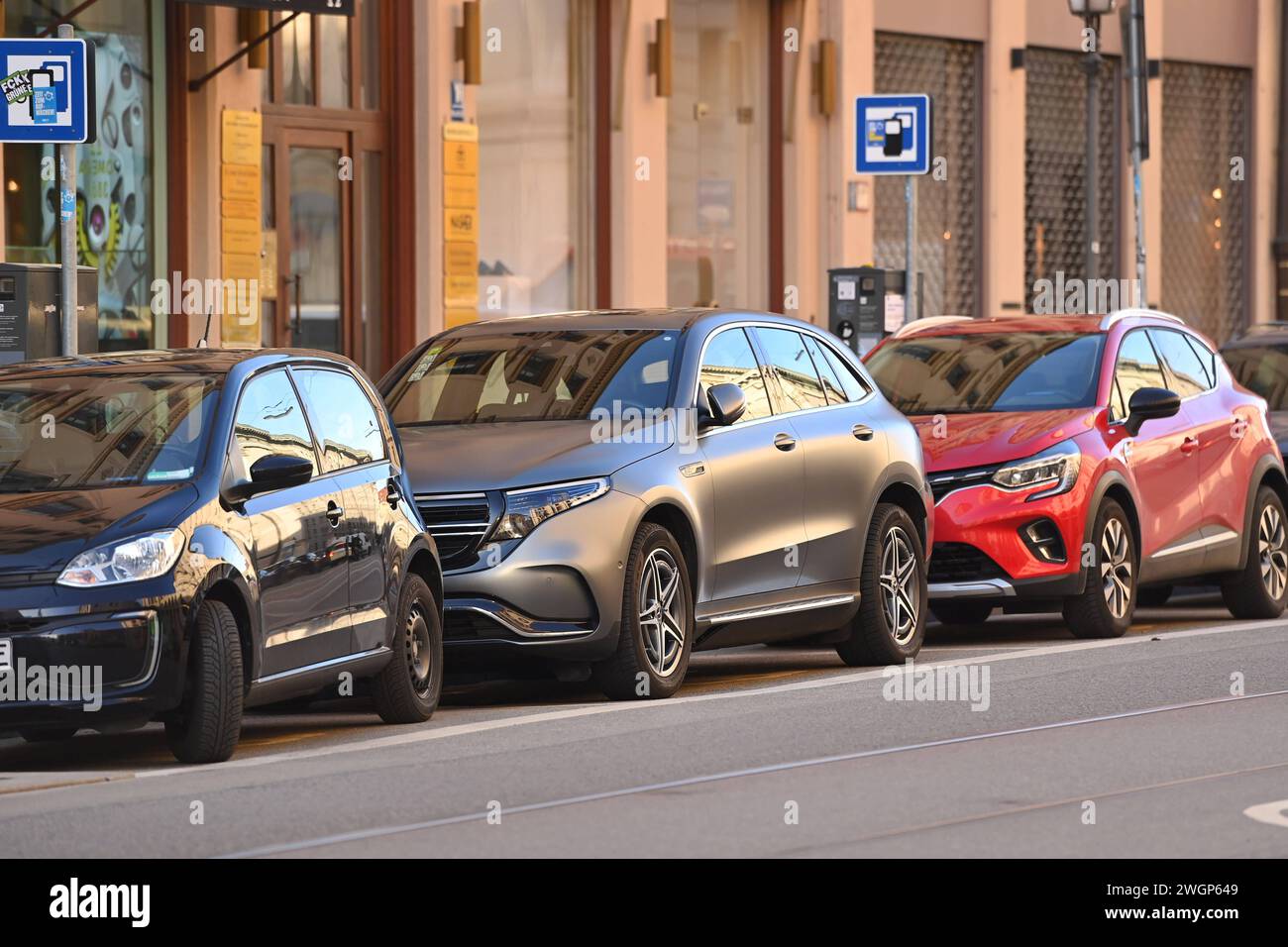 Parkende E-Autos in Muenchen auf Parkplaetzen mit Ladesaeulen. *** E-cars parked in parking lots ...