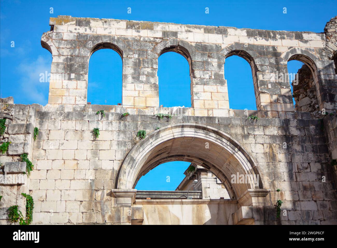 Roman arches in diocletians hi-res stock photography and images - Alamy