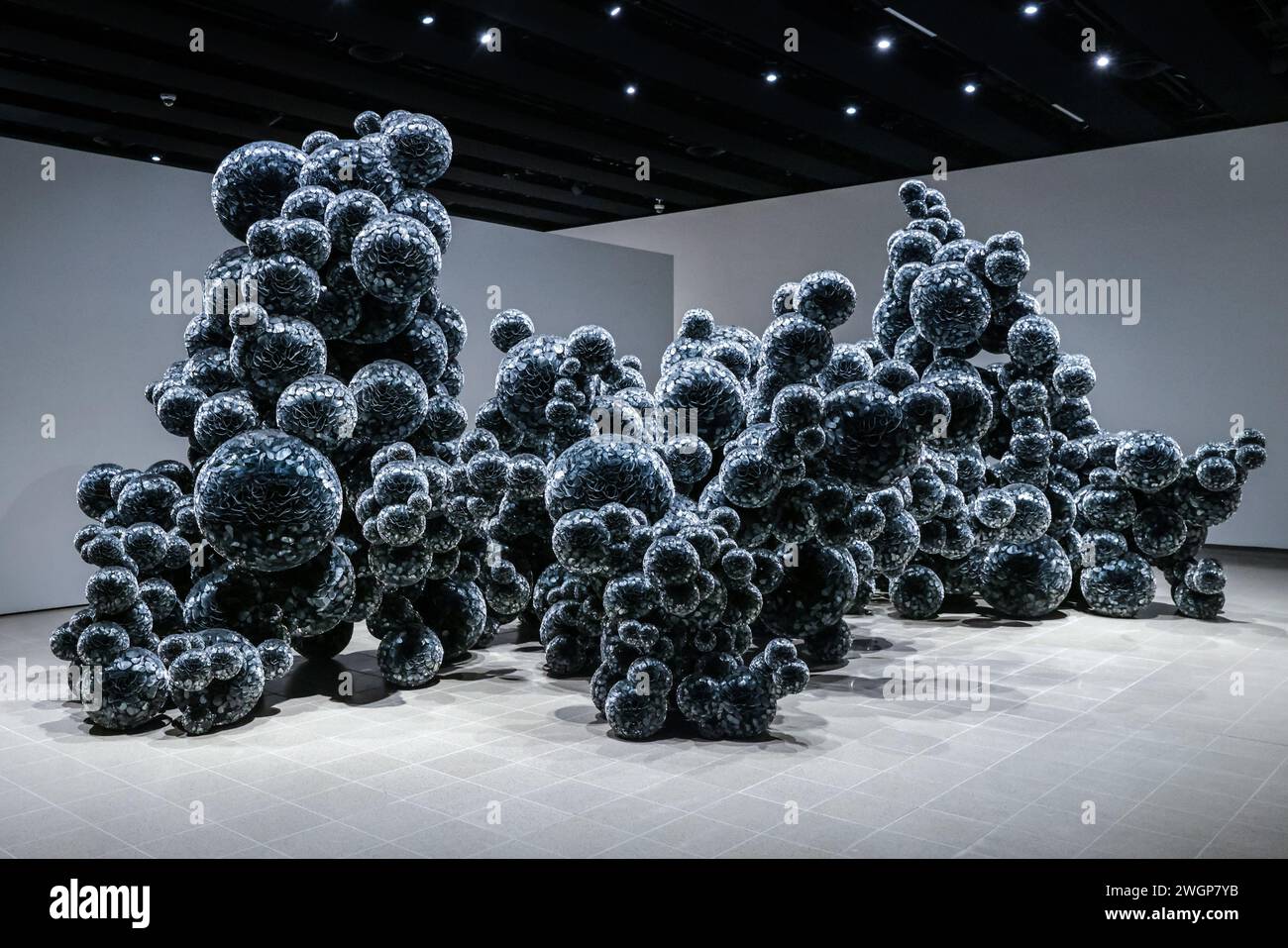 London, UK. 06th Feb, 2024. A gallery visitor with Tara Donovan ...