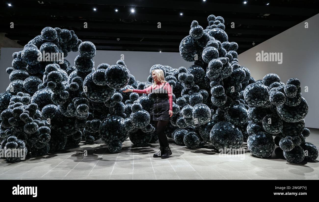 London, UK, 06th Feb 2024. A gallery volunteer with Tara Donovan ...