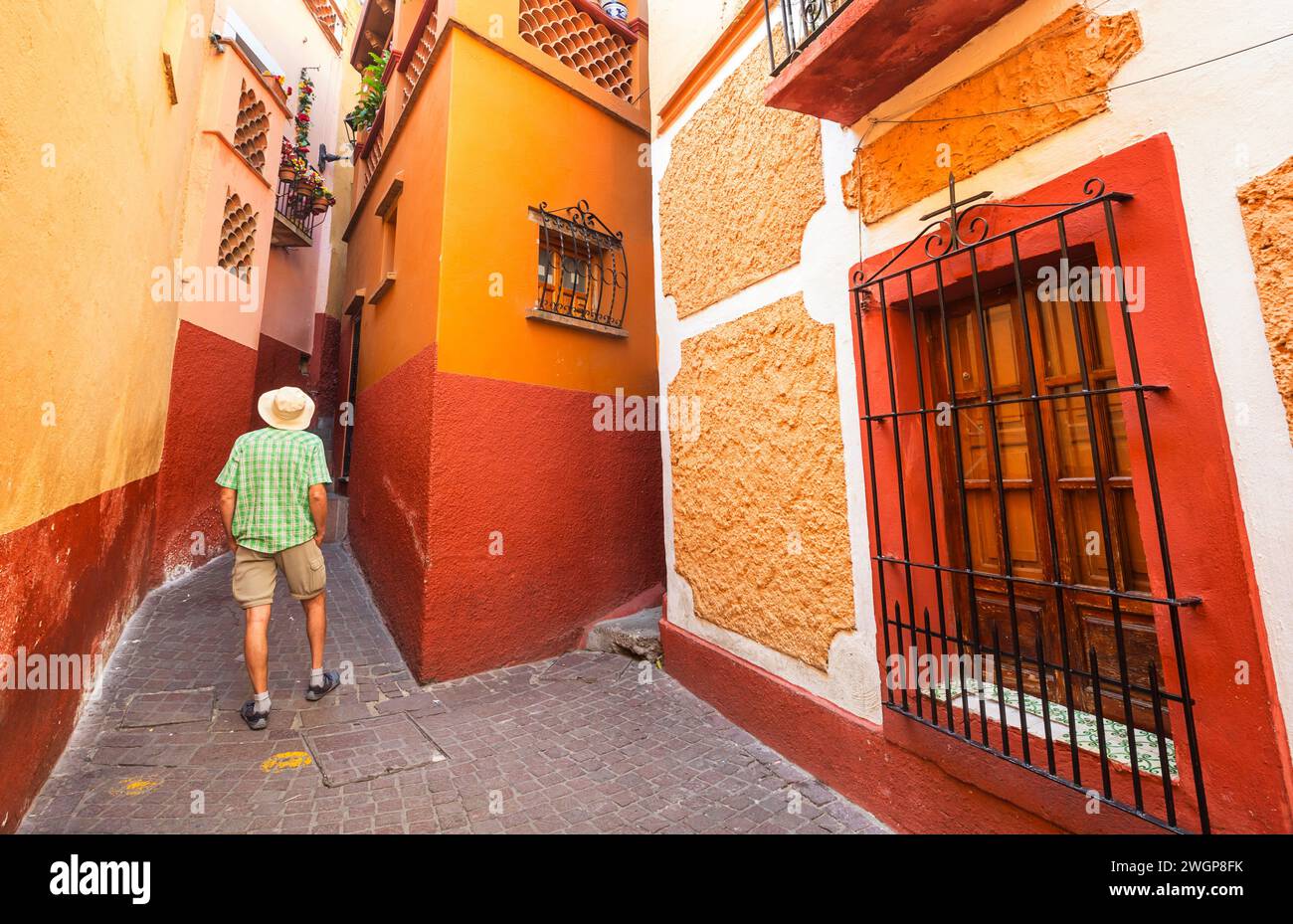 Colonial historical city Guanajuato, famous Alley of the Kiss (Callejon ...