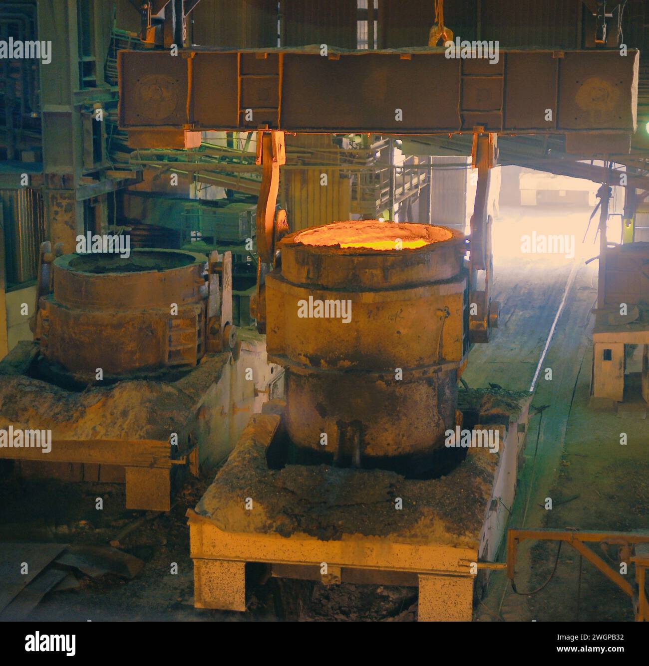 Steel bucket molten metal in hi-res stock photography and images - Alamy