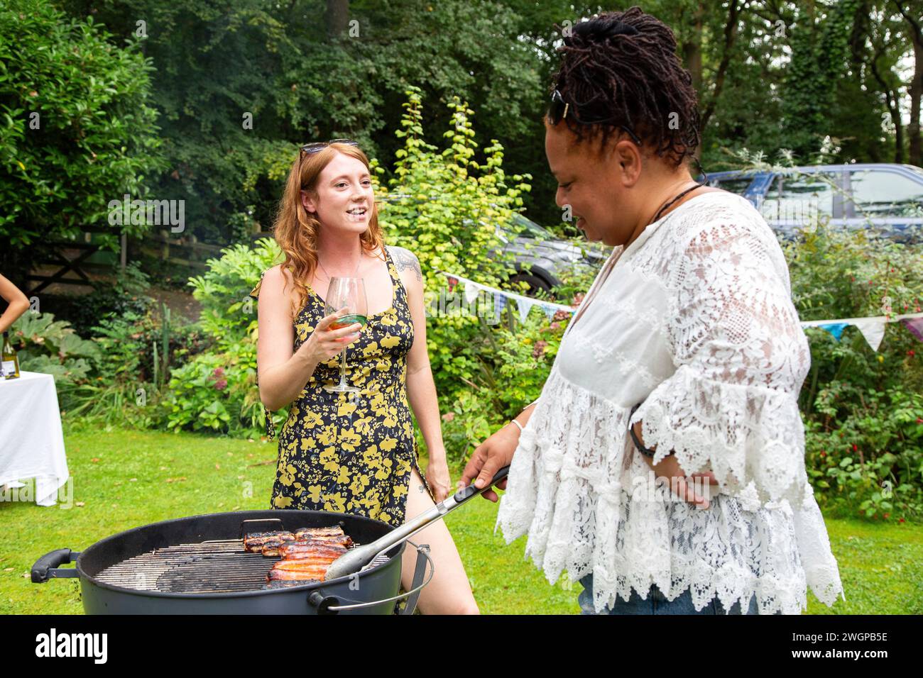Young women eating food outside hi-res stock photography and images - Alamy