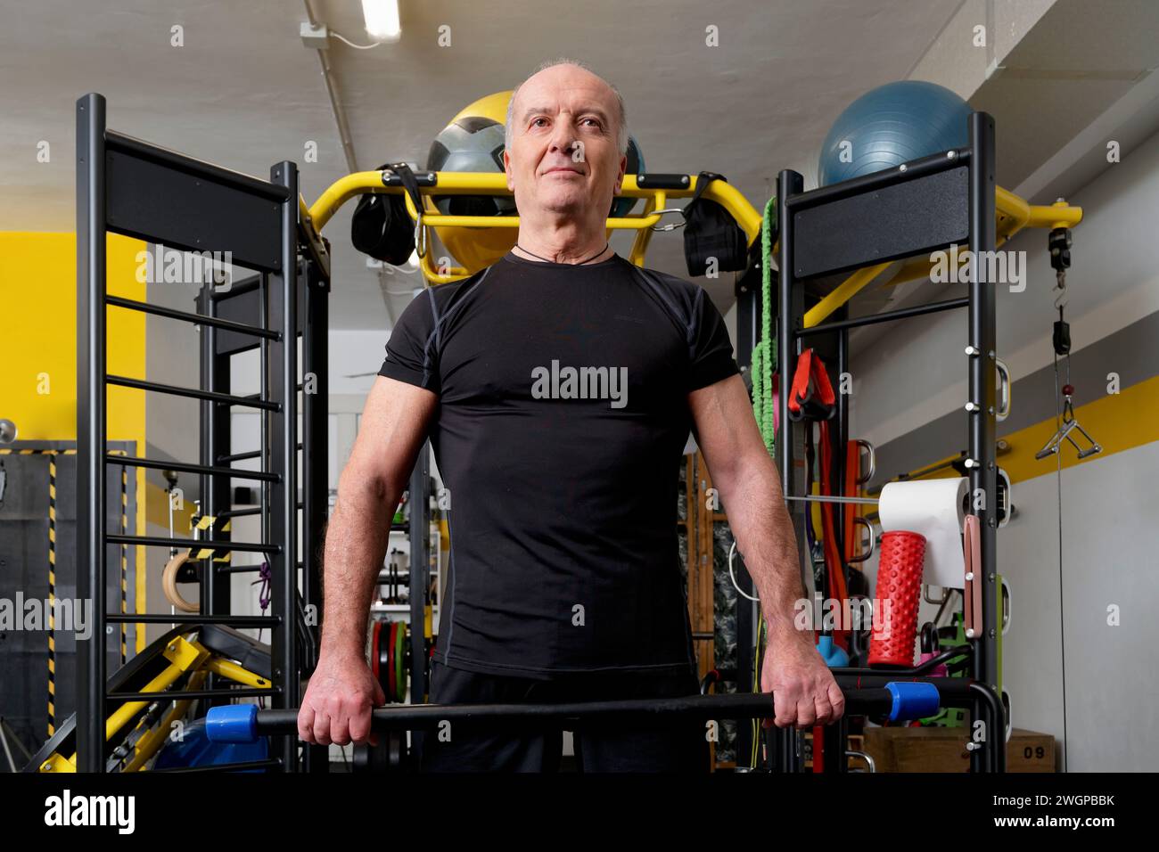 old man workout in gym Stock Photo - Alamy