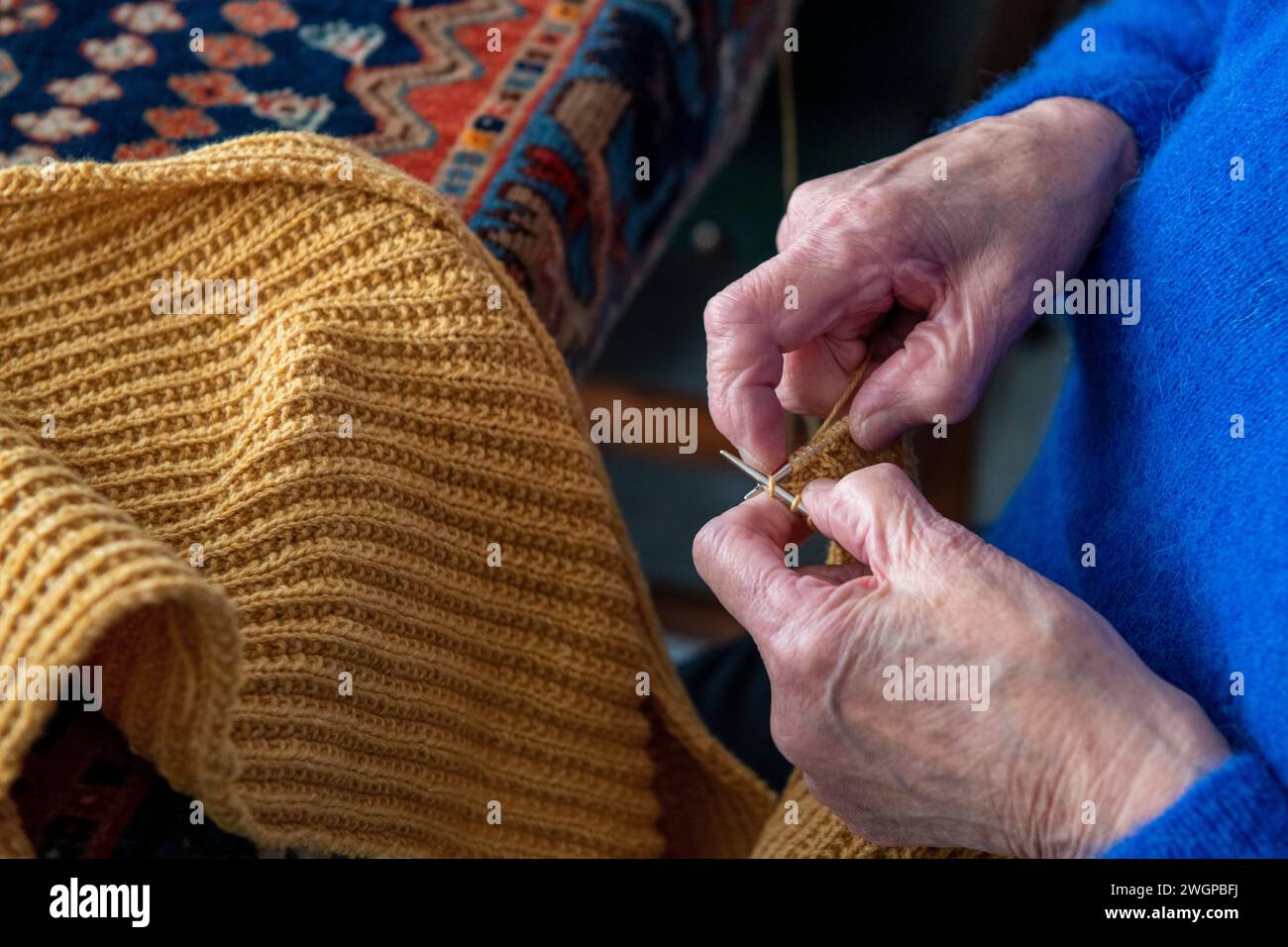 Lady knitting hi-res stock photography and images - Alamy