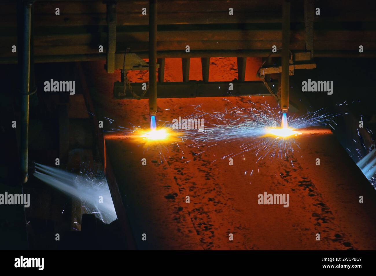 Closeup Gas cutting of the hot metal plate Stock Photo - Alamy