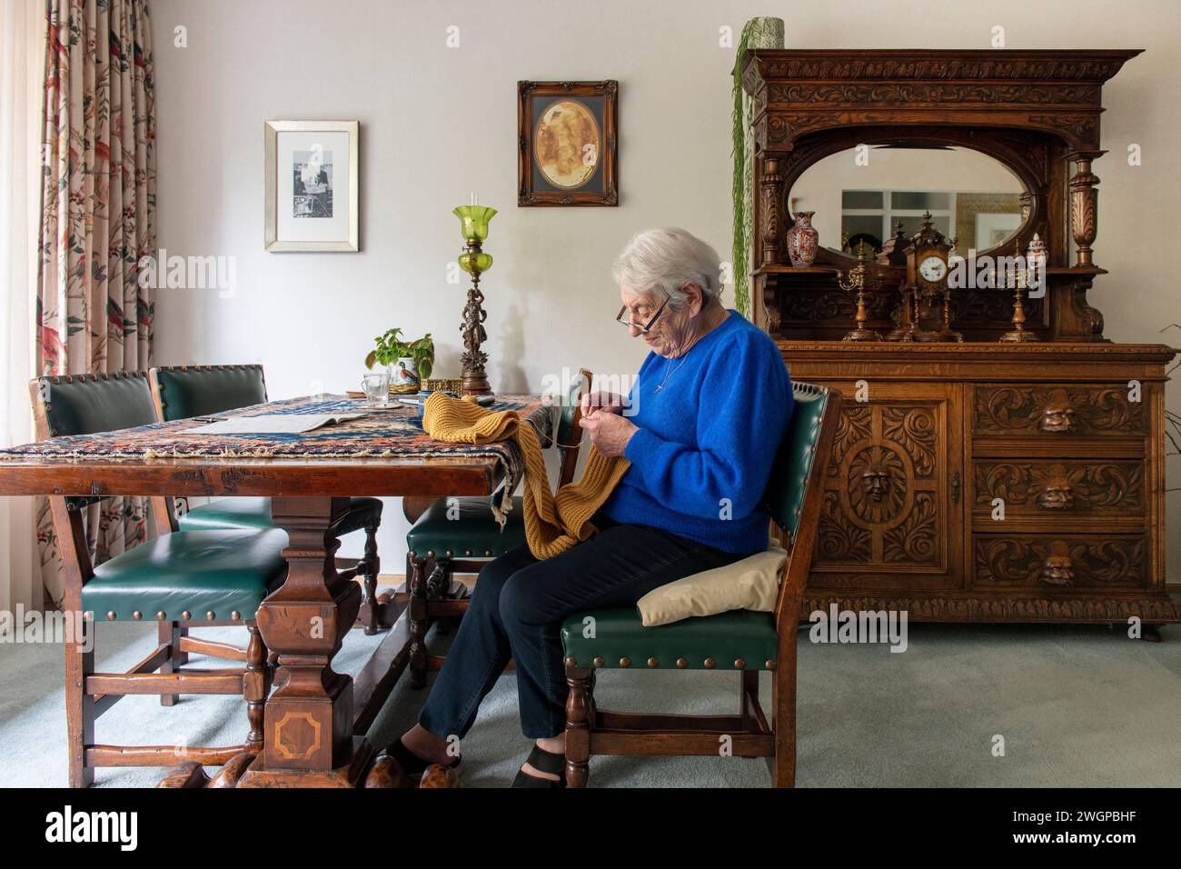Lady knitting hi-res stock photography and images - Alamy
