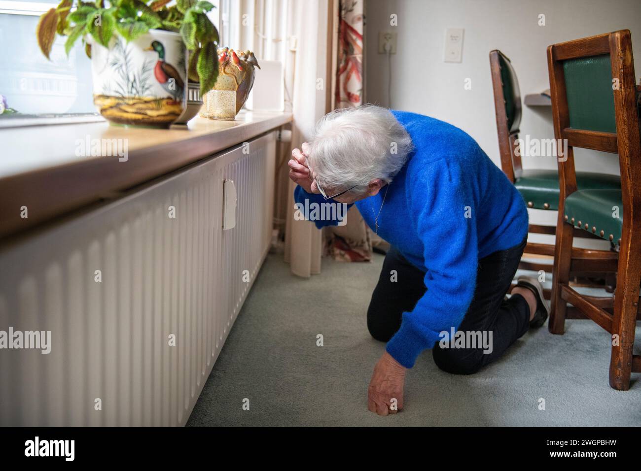 Woman sitting on radiator hi-res stock photography and images - Alamy