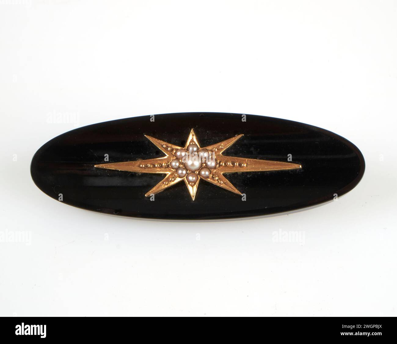 Pearl star brooch hi-res stock photography and images - Alamy