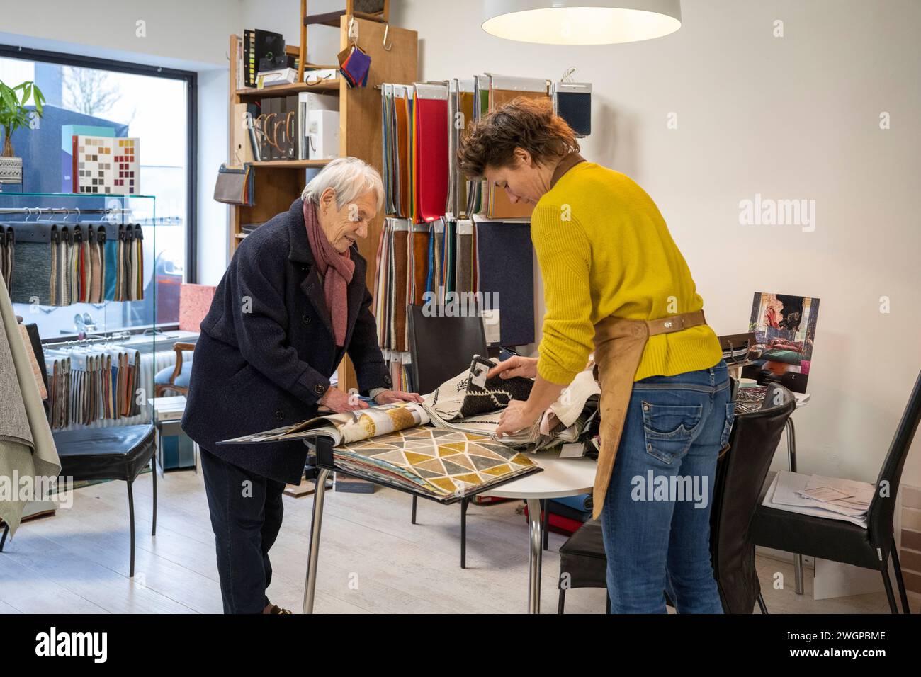 Helping client hi-res stock photography and images - Alamy