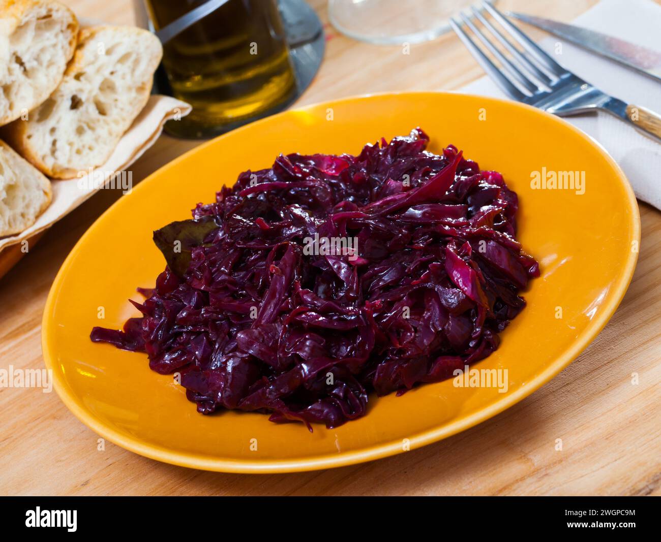 Braised red cabbage Stock Photo - Alamy