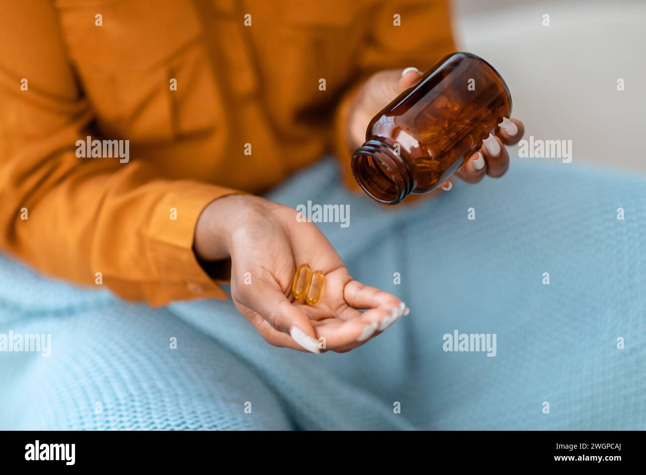 Black woman pouring capsules hi-res stock photography and images - Alamy