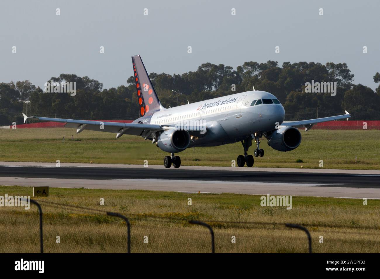 SN Brussels Airlines Airbus A319-112 landing runway 31 Stock Photo - Alamy
