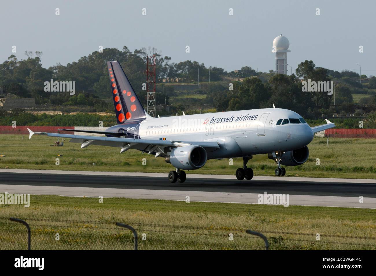 SN Brussels Airlines Airbus A319-112 landing runway 31 Stock Photo - Alamy