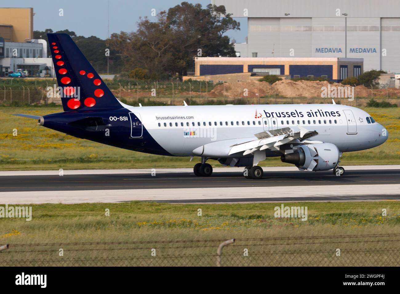 SN Brussels Airlines Airbus A319-112 landing runway 31 Stock Photo - Alamy