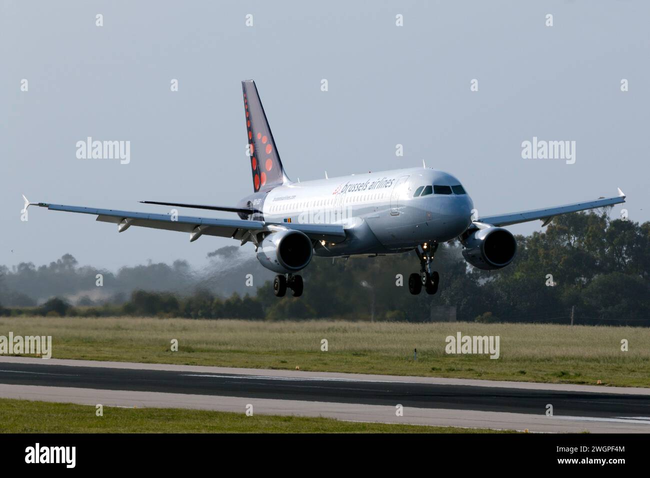 SN Brussels Airlines Airbus A319-112 landing runway 31 Stock Photo - Alamy