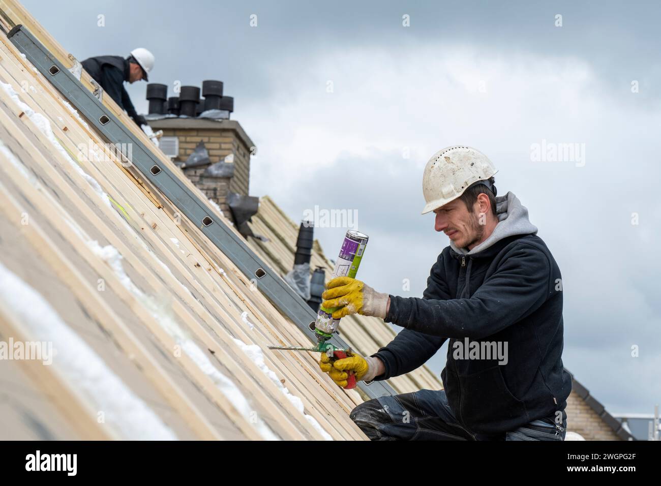 Roofing team hi-res stock photography and images - Alamy