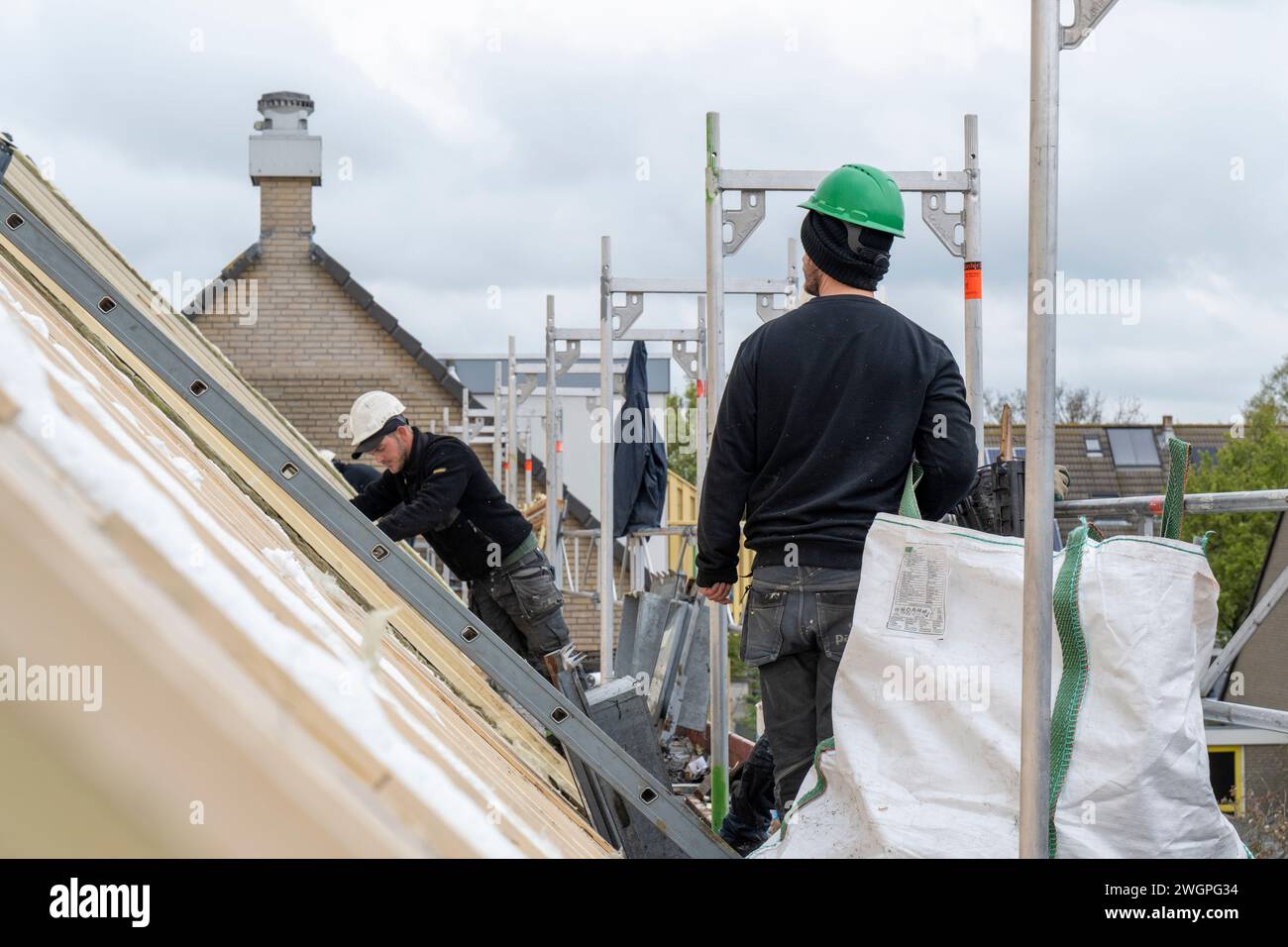Roofing team hi-res stock photography and images - Alamy