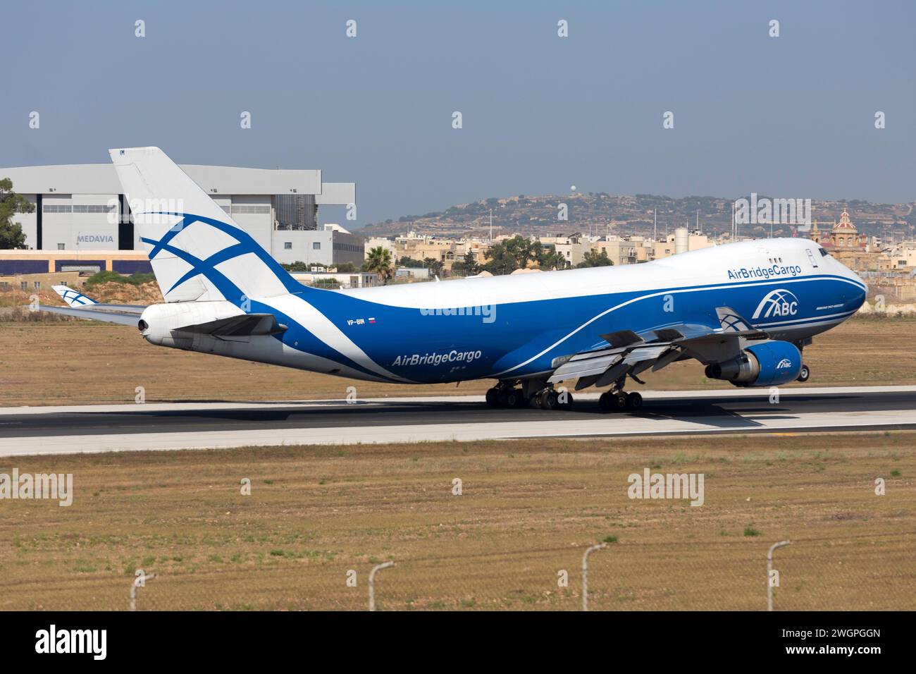 Passenger airbridgecargo hi-res stock photography and images - Alamy