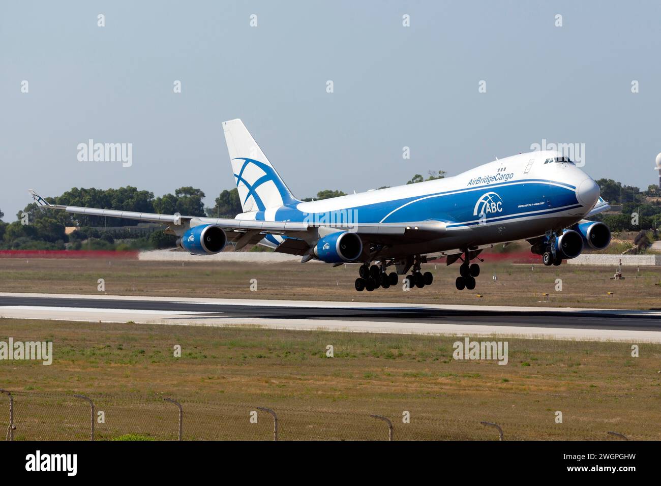 Passenger airbridgecargo hi-res stock photography and images - Alamy