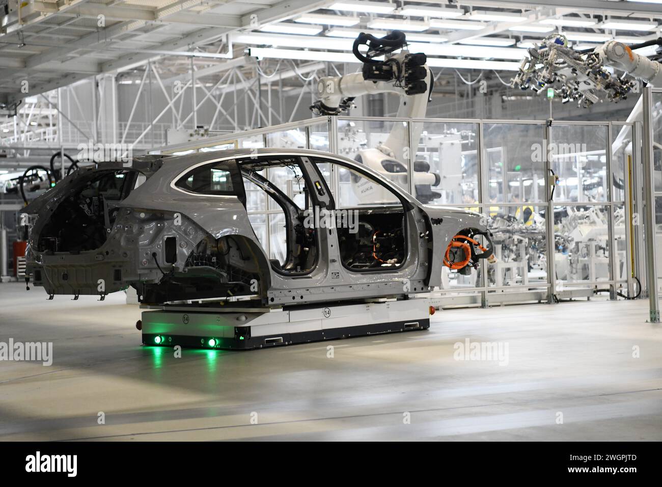 Car assembly line painting hi-res stock photography and images - Alamy