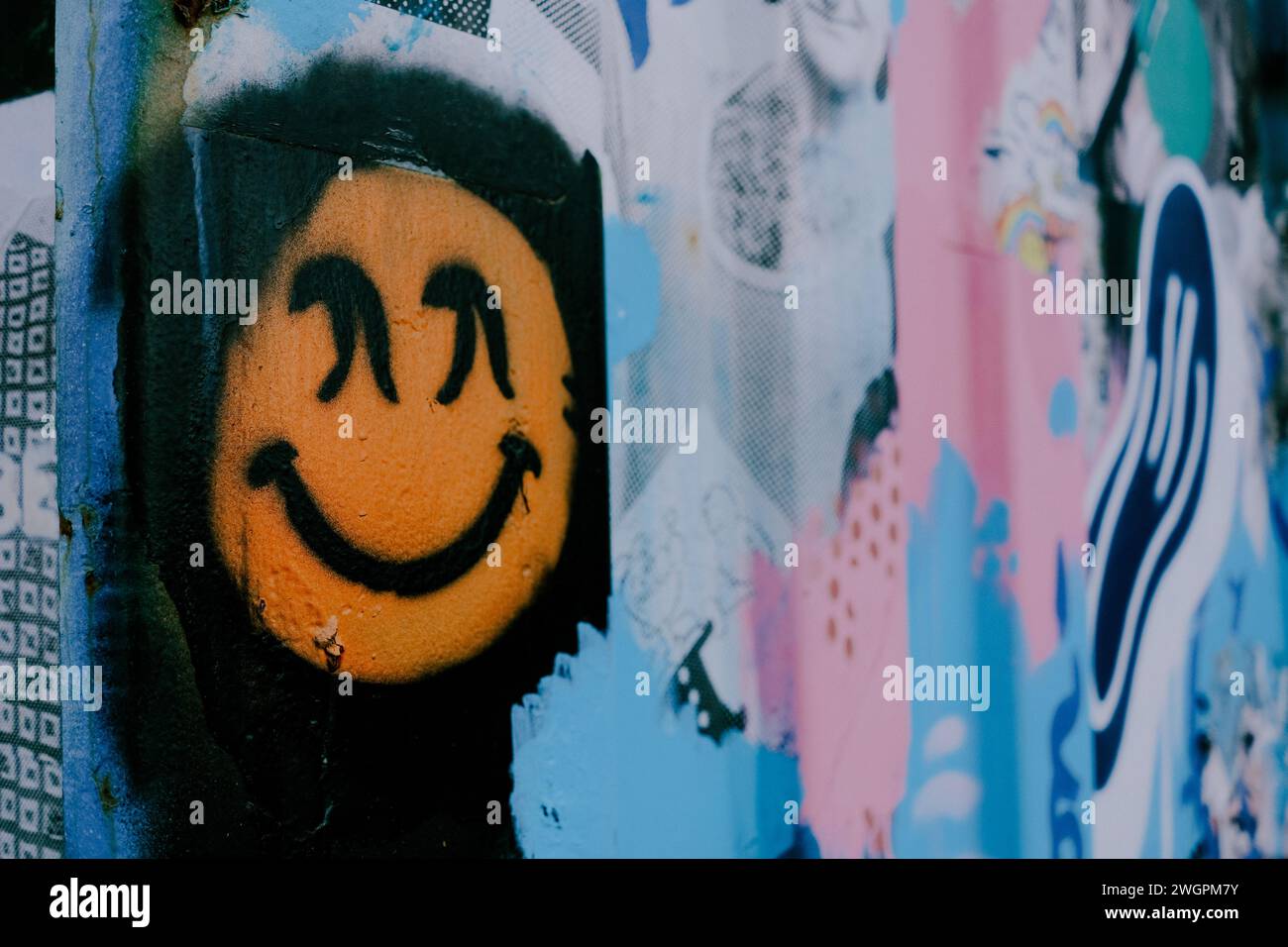Smiley face street art Stock Photo - Alamy
