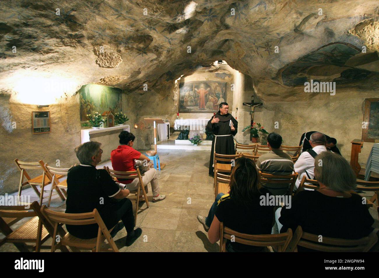 Cave religious grotto shrine hi-res stock photography and images - Alamy
