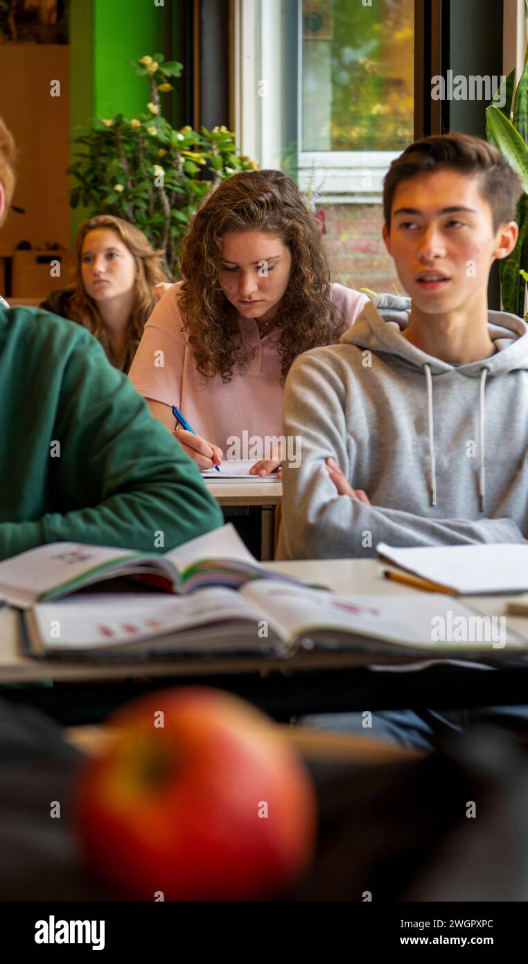Group of students apple hi-res stock photography and images - Alamy