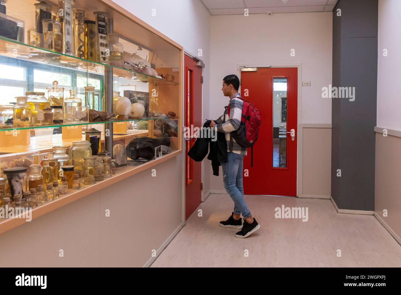 Student walking entrance hi-res stock photography and images - Alamy