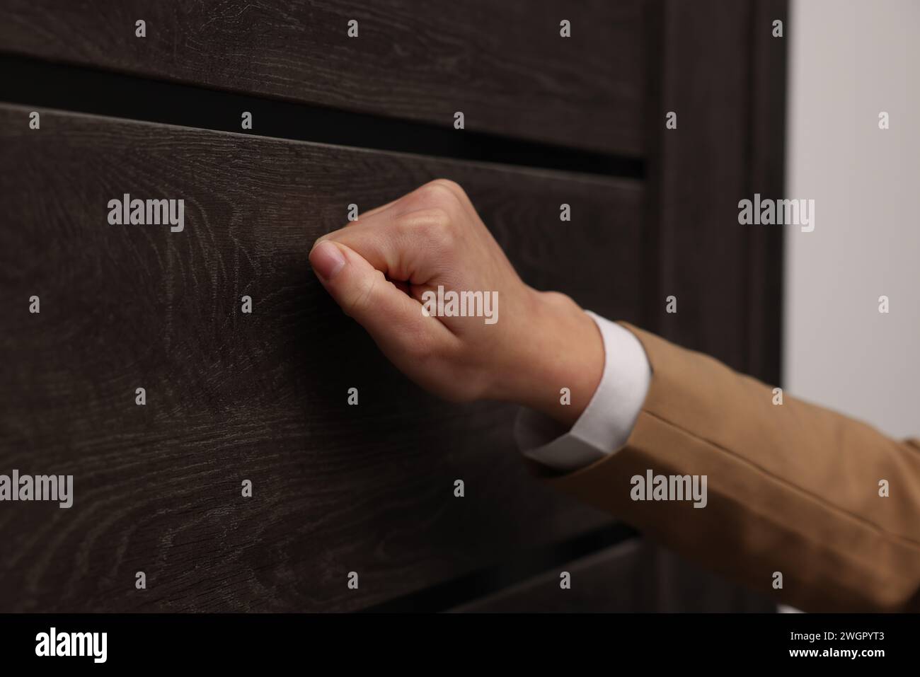 Police knocking on door hi-res stock photography and images - Alamy