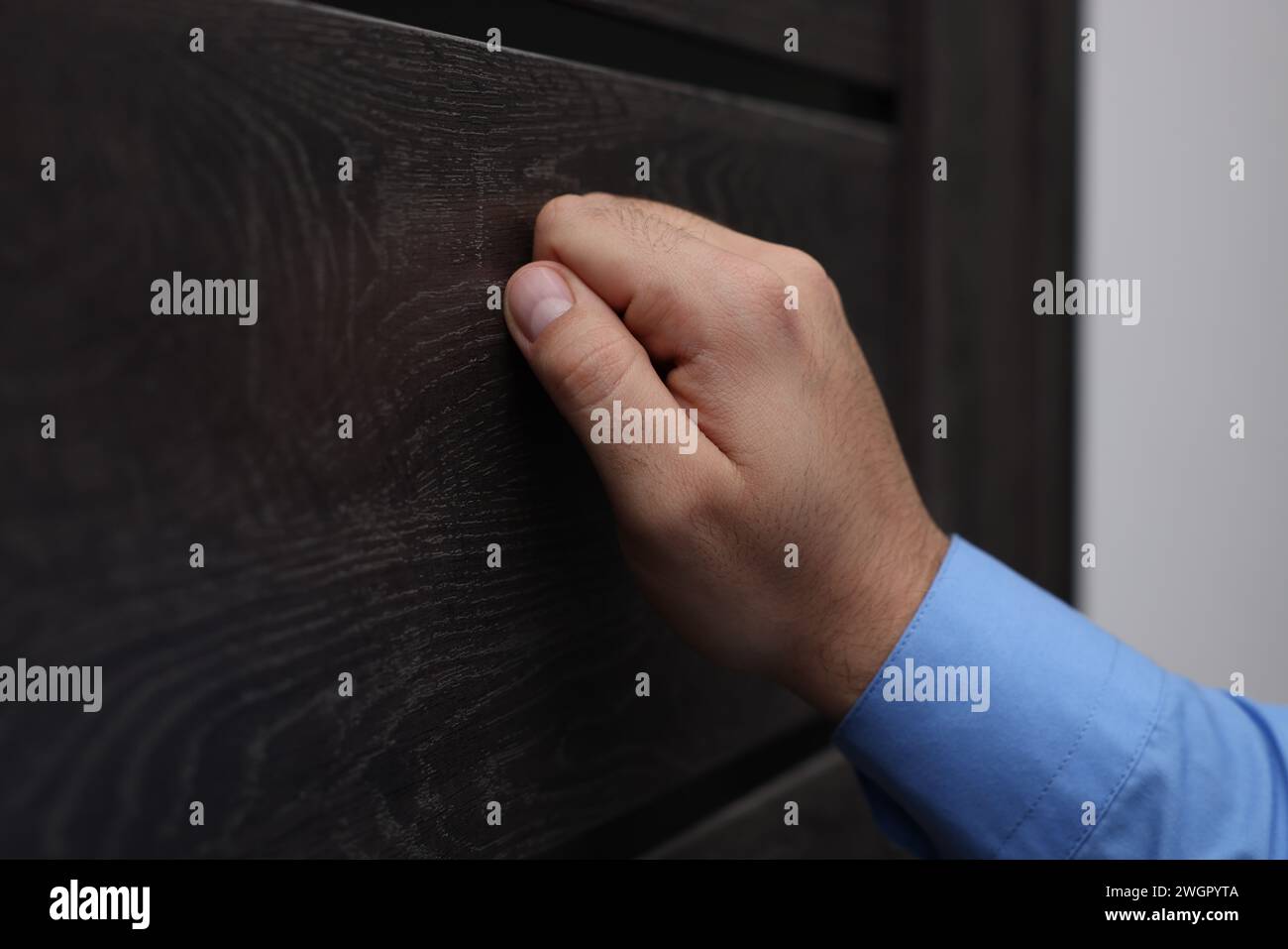 Knocking on door debt hi-res stock photography and images - Alamy