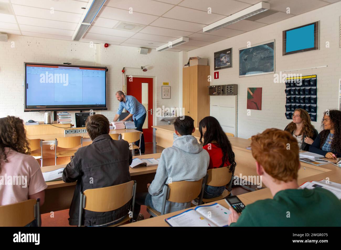 Students class room discussion hi-res stock photography and images - Alamy