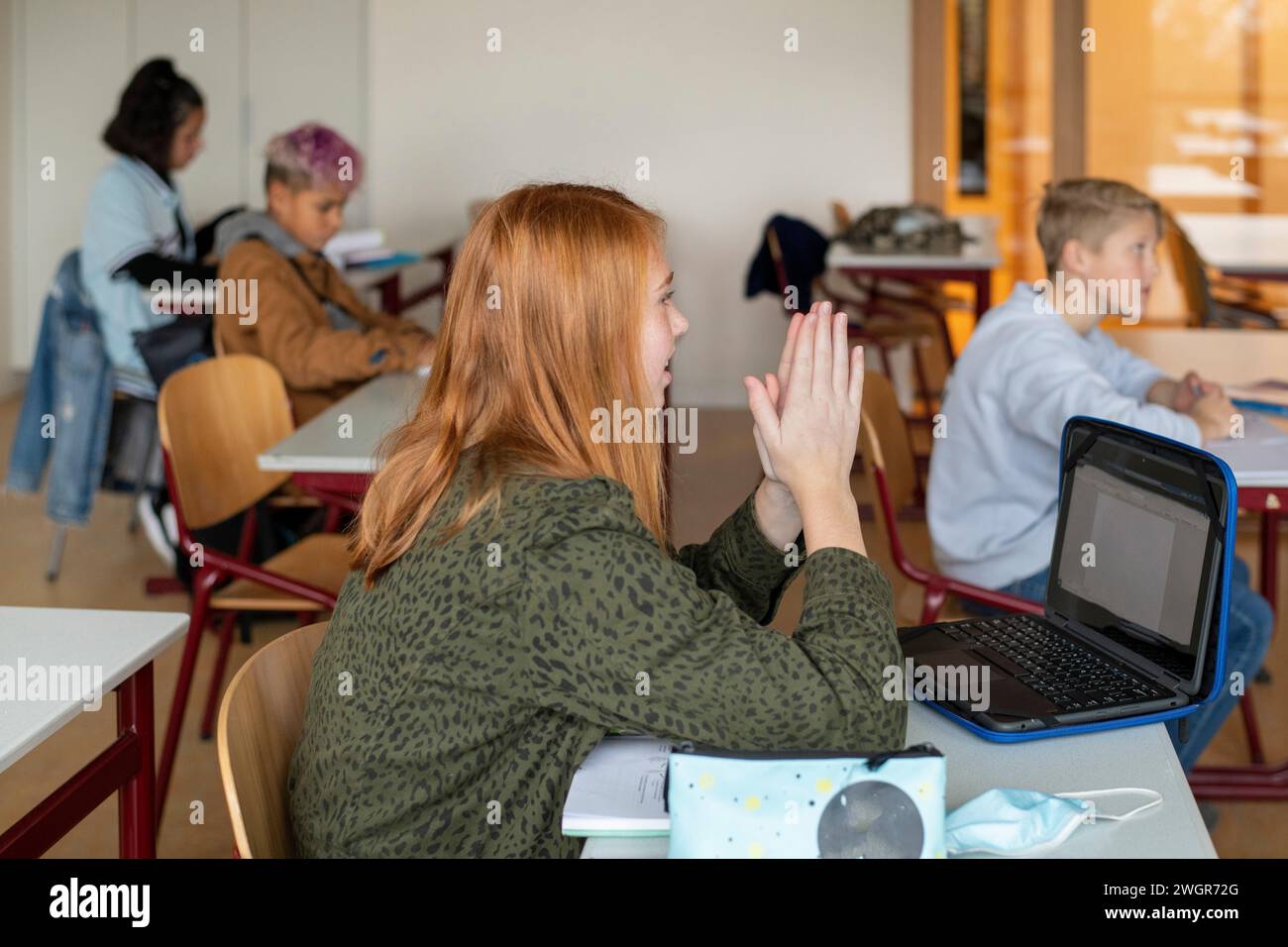 Group young people computer cafe hi-res stock photography and images ...