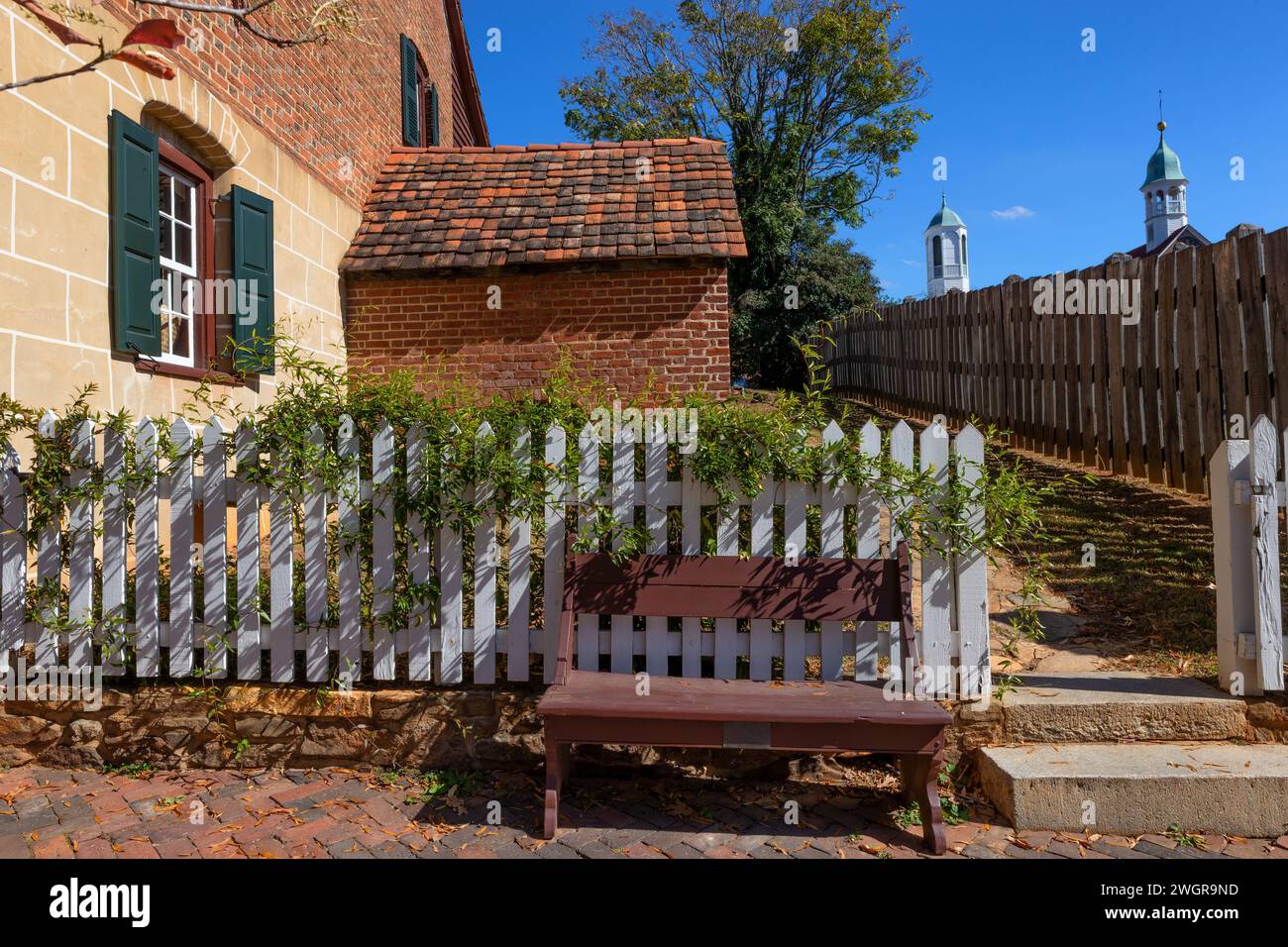 Downtown sidewalk bench hi-res stock photography and images - Alamy