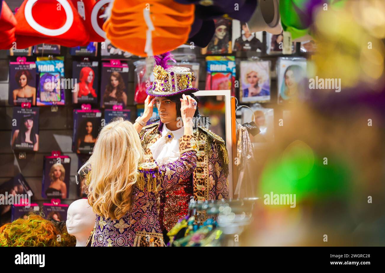 DEN BOSCH - Busy in a party shop with carnival clothing. In the run-up ...