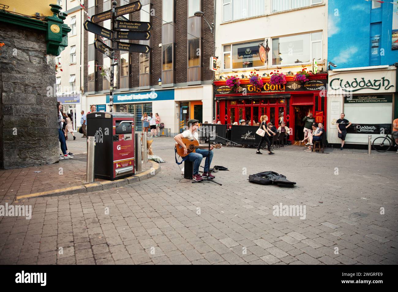 Irish street performer hi-res stock photography and images - Alamy
