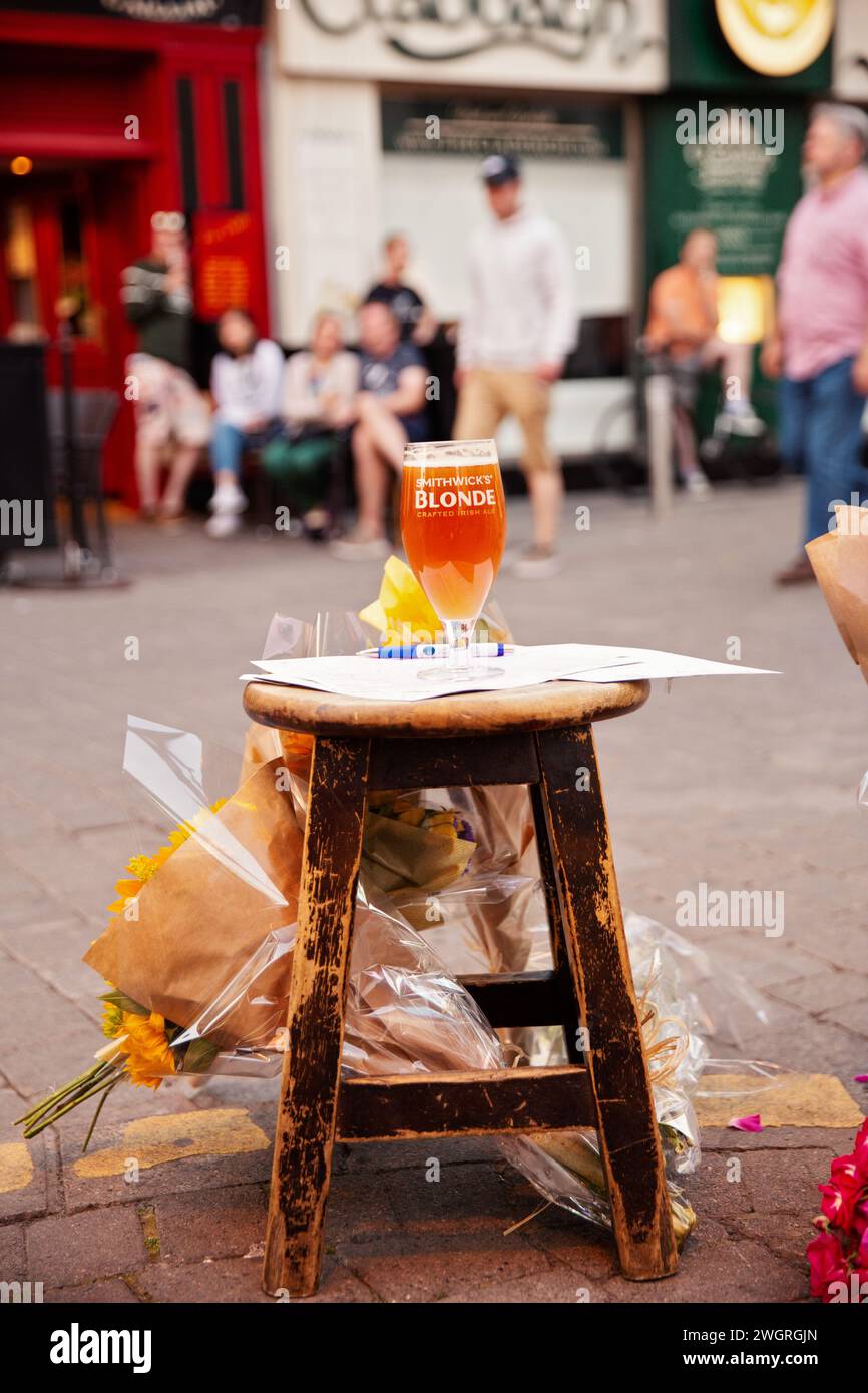 Lonely performer hi-res stock photography and images - Alamy