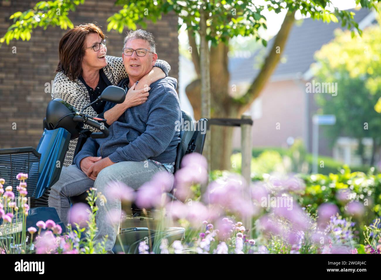 Kissing love romance bonding looking up hi-res stock photography and ...