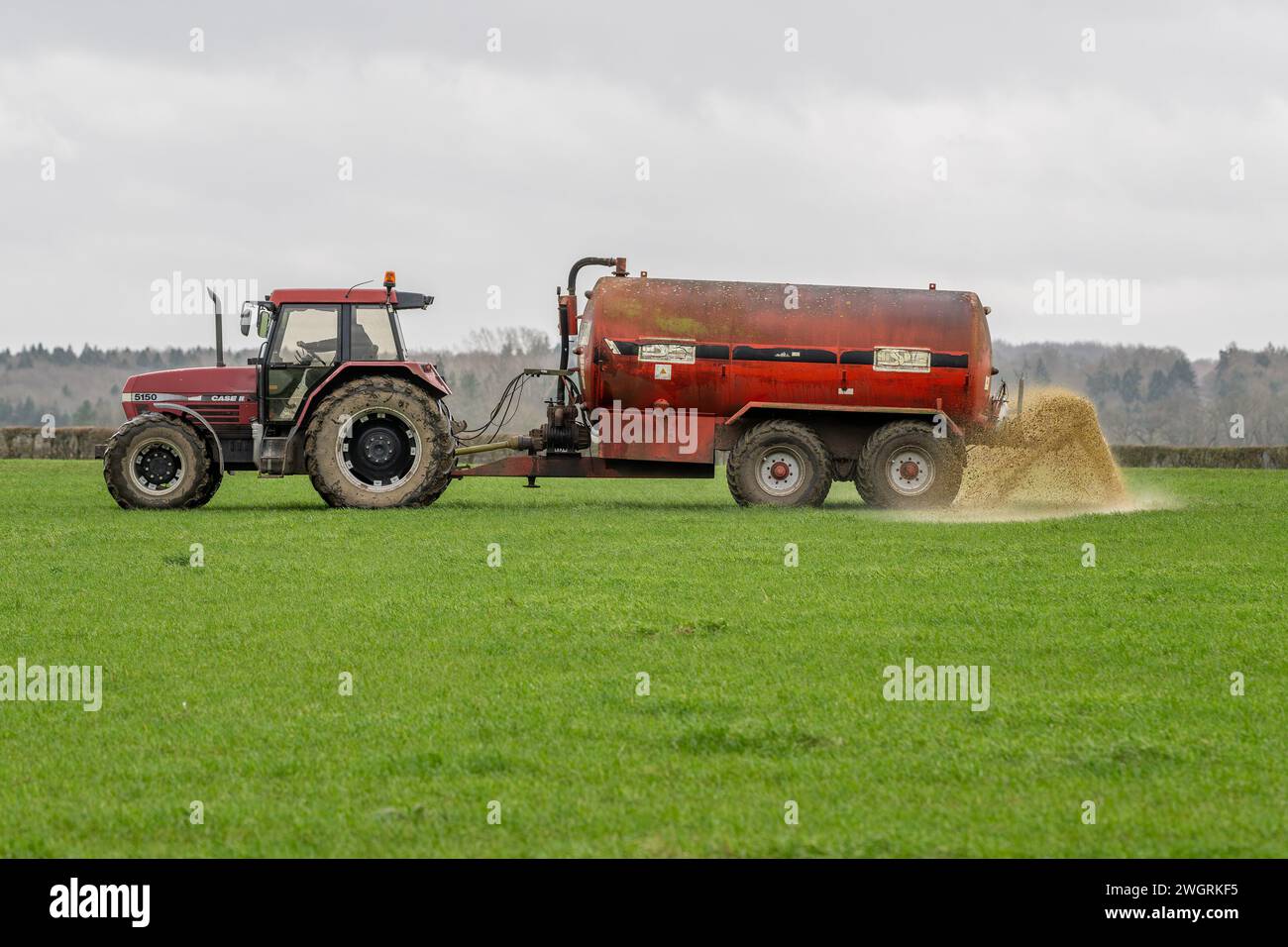 Muck spreading in oxfordshire hi-res stock photography and images - Alamy