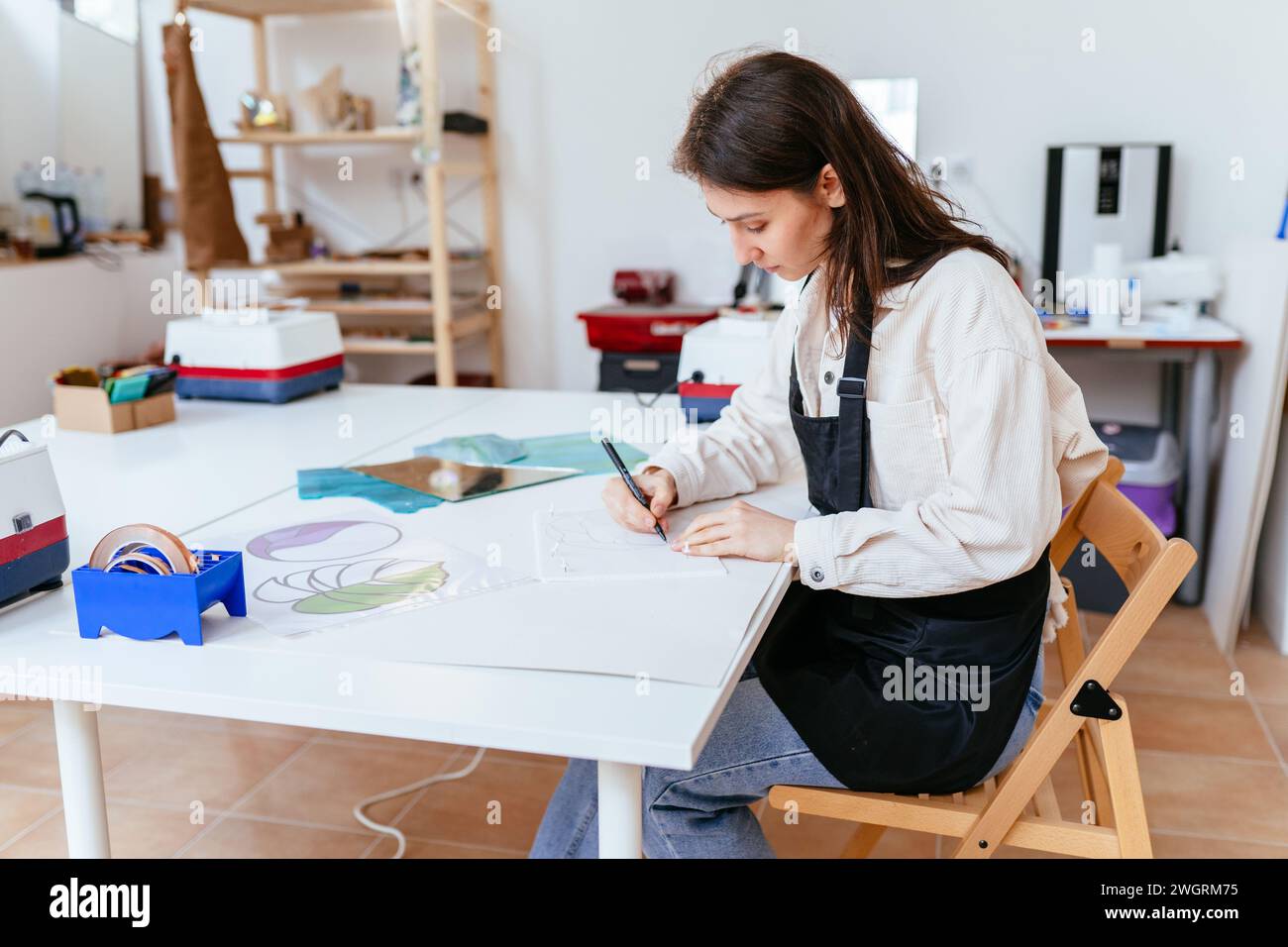 Female stained glass artist hi-res stock photography and images - Alamy