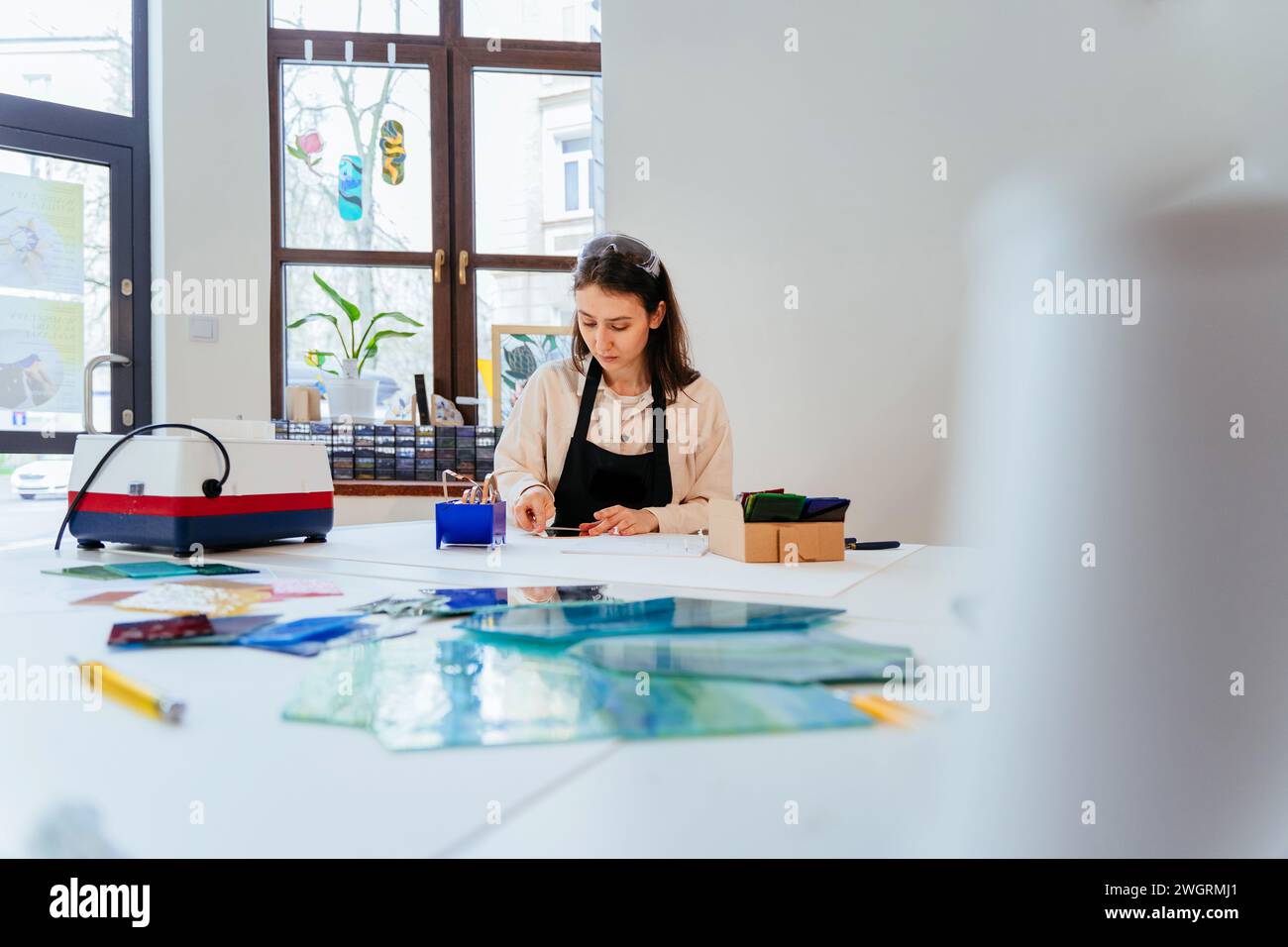 Female stained glass artist hi-res stock photography and images - Alamy