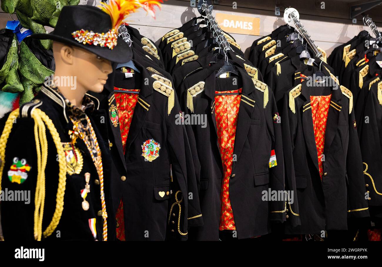 DEN BOSCH - Busy in a party shop with carnival clothing. In the run-up ...