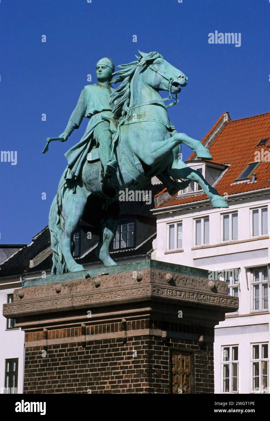 Statue of Bishop Knight Absalon, Højbro Plads, Copenhagen, Denmark ...
