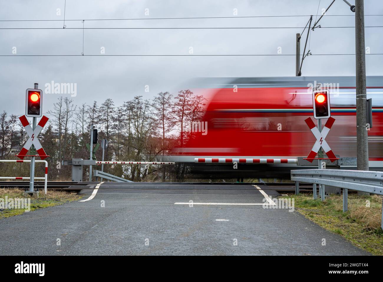 Geschlossener Bahnübergang mit vorbeifahrendem Zug 06.02.2024 ...