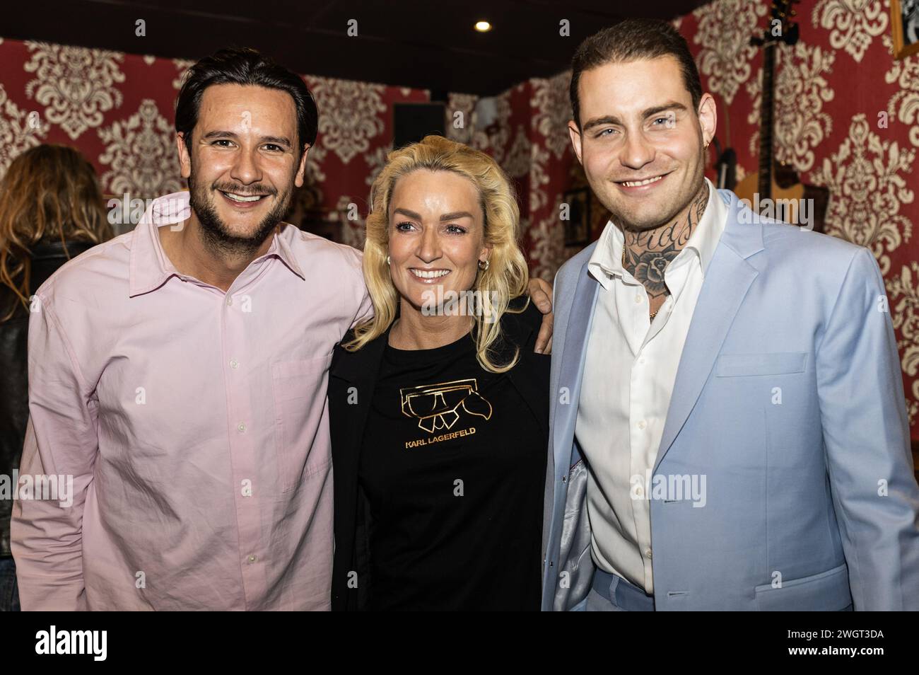 AMSTERDAM - (L-R) Yuki Kempees, Samantha Steenwijk and Douwe Bob sing ...