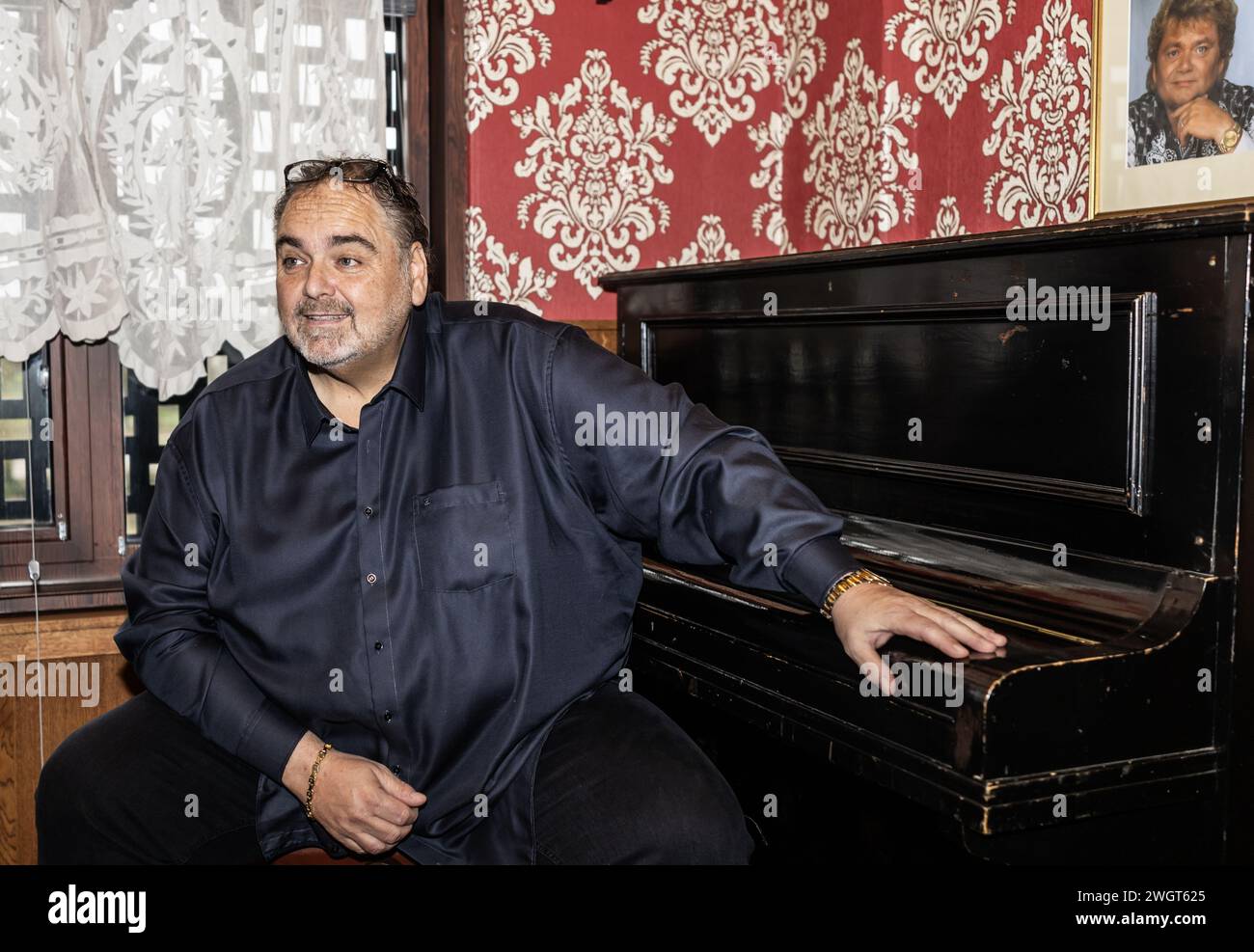AMSTERDAM - Peter Beense sings Hazes during the presentation of the ...