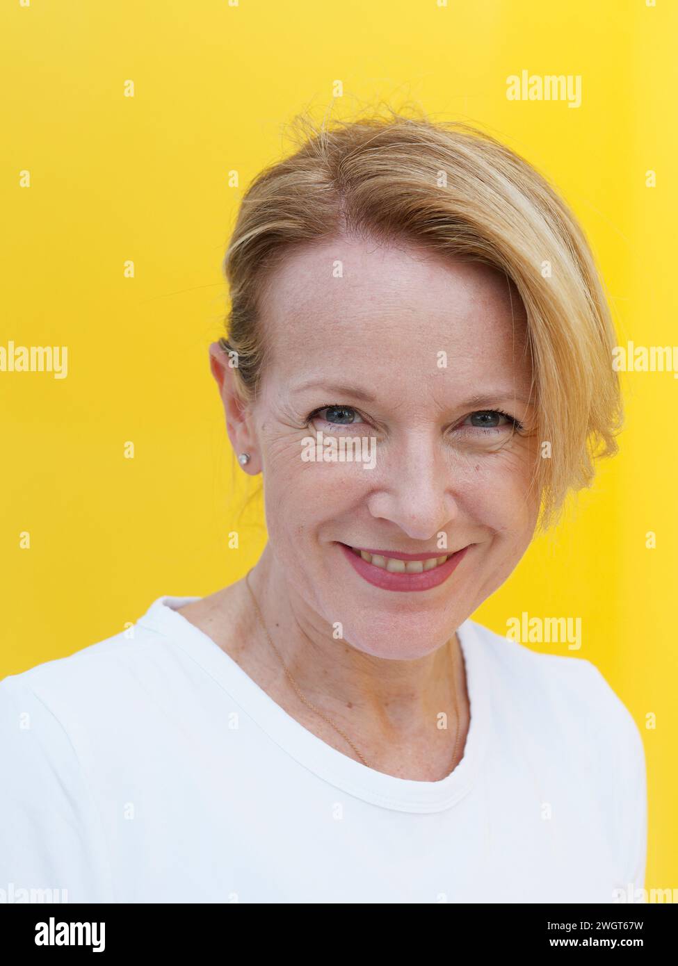 Woman short hair blonde headshot hi-res stock photography and images ...