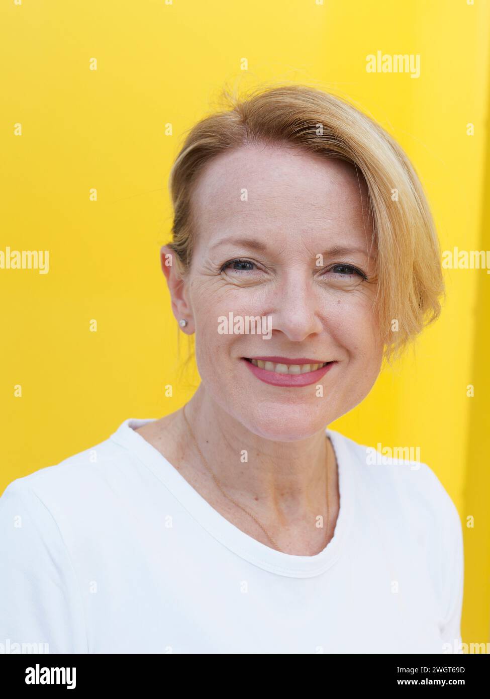 Woman short hair blonde headshot hi-res stock photography and images ...