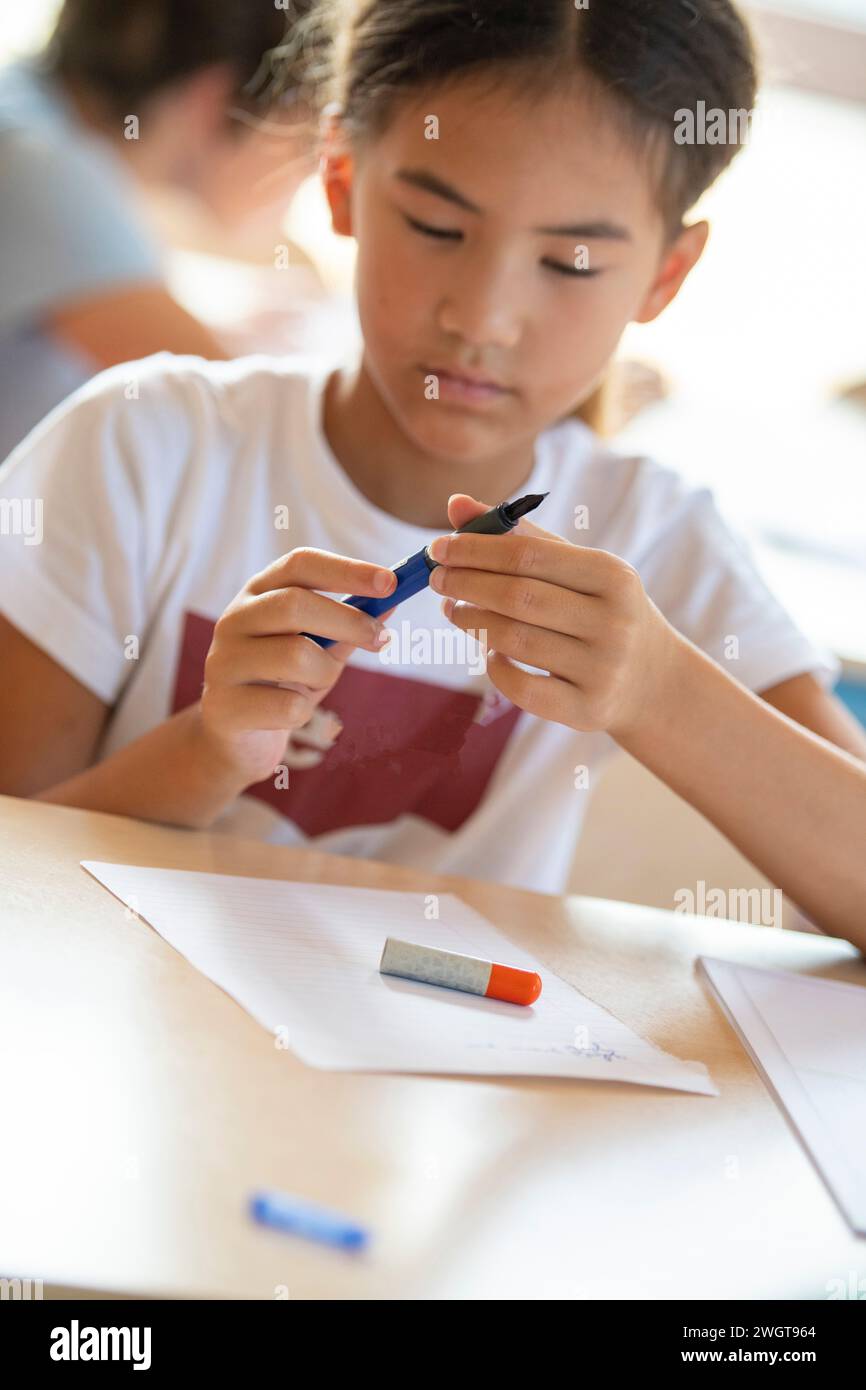 Elementary class activity hi-res stock photography and images - Alamy