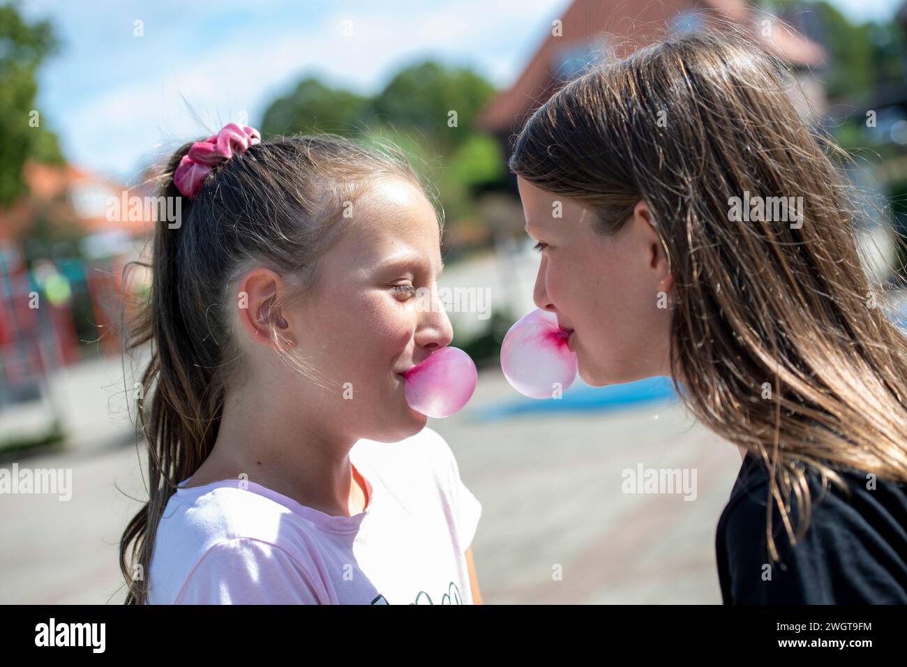Young group of girl with bubble gum, blowing bubbles Stock Photo - Alamy